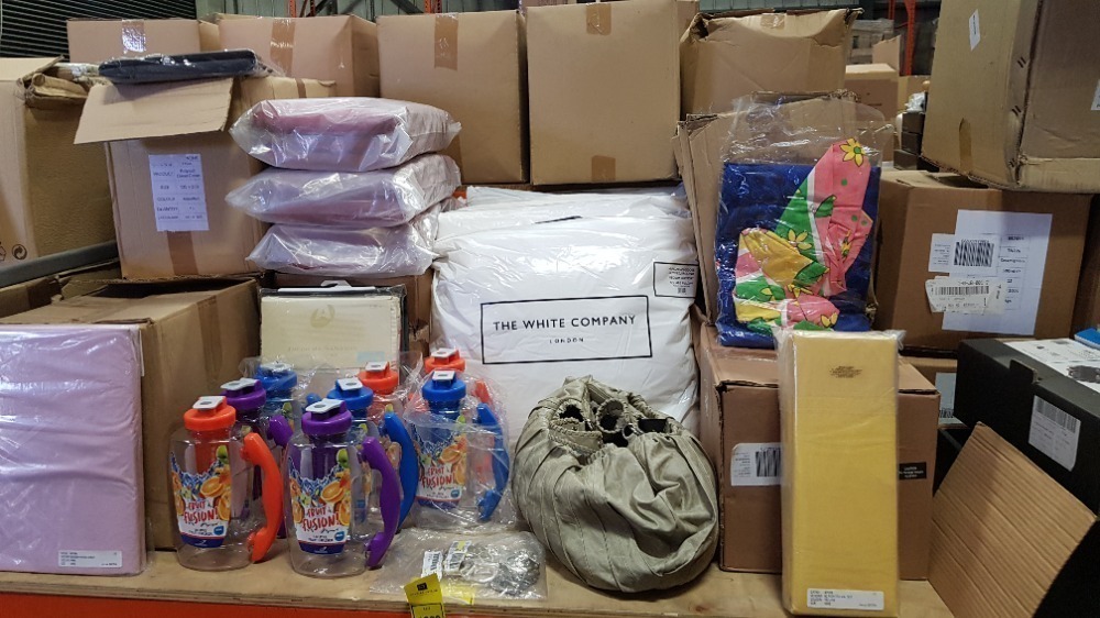 LARGE QUANTITY ASSORTED LOT CONTAINING DEEP FITTED SHEETS, THE WHITE ...